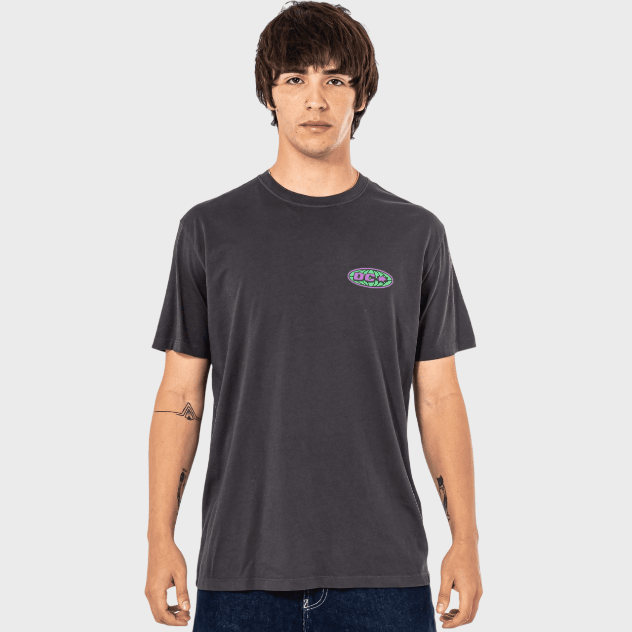 DC CAMISETA BILLBOARD - GRIS OSCURO - The Hub